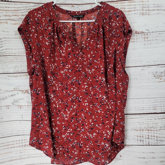 41 Hawthorn Tops 4 Hawthorn Morey Burgundy Floral Split Neck Short